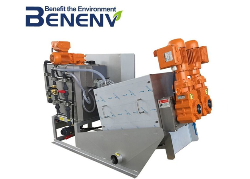 La prensa de tornillo libre del estorbo industrial camina por el fango ...